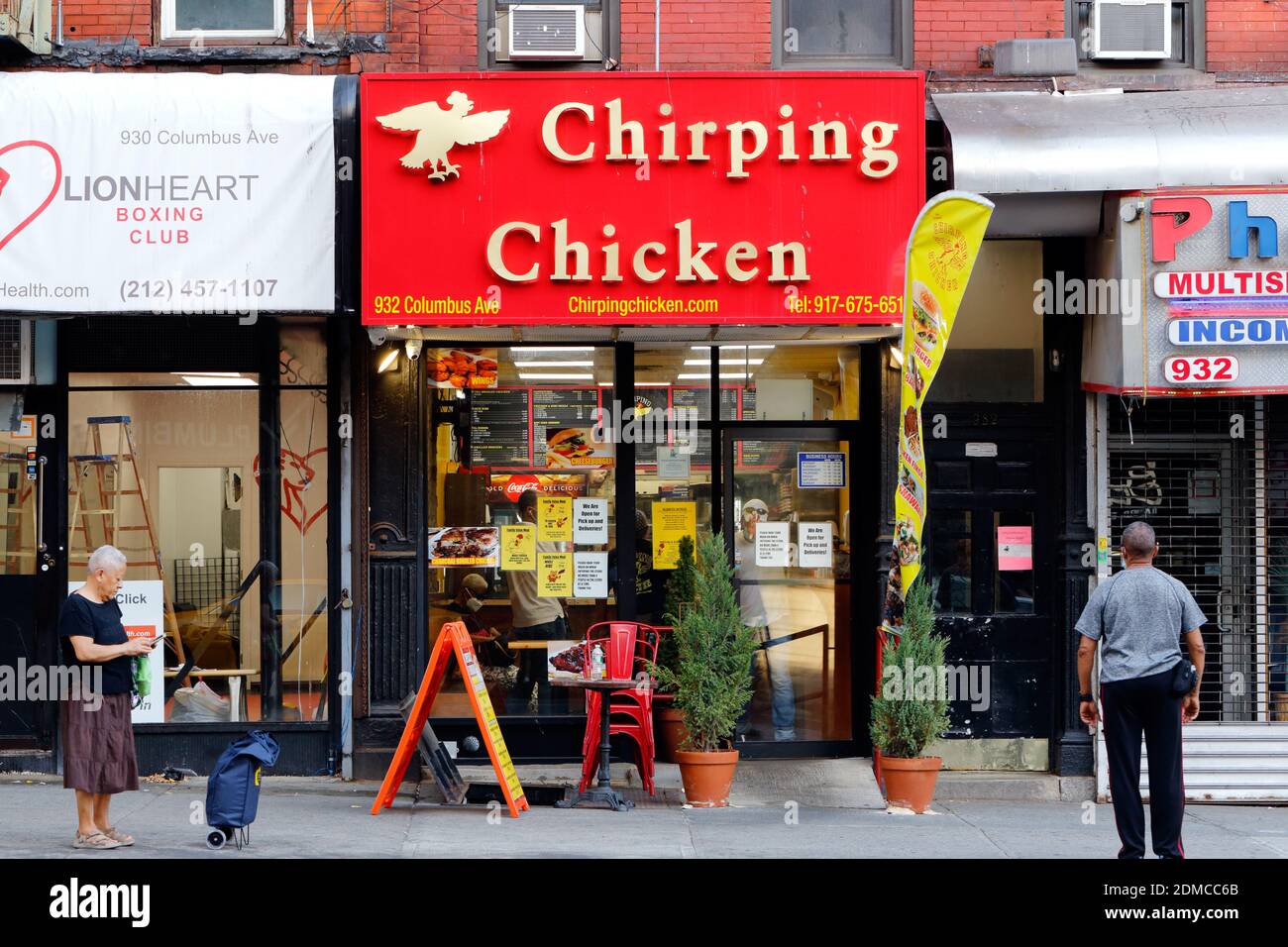 Chirping chicken hi-res stock photography and images - Alamy