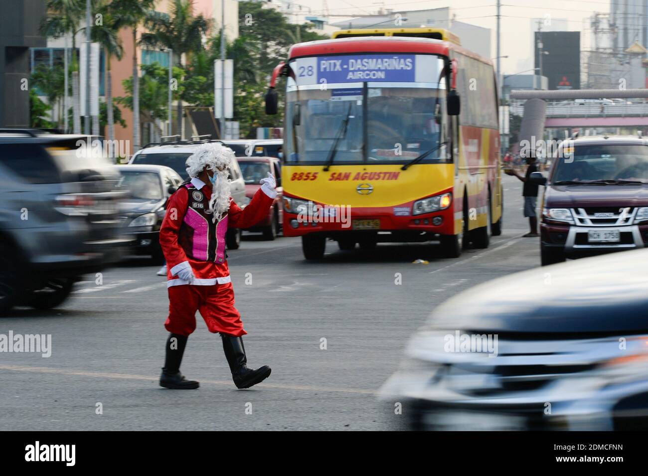 Traffic intersection city manila hi-res stock photography and images ...