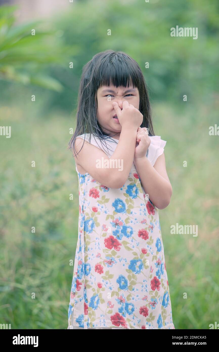 Children smell nose hi-res stock photography and images - Alamy