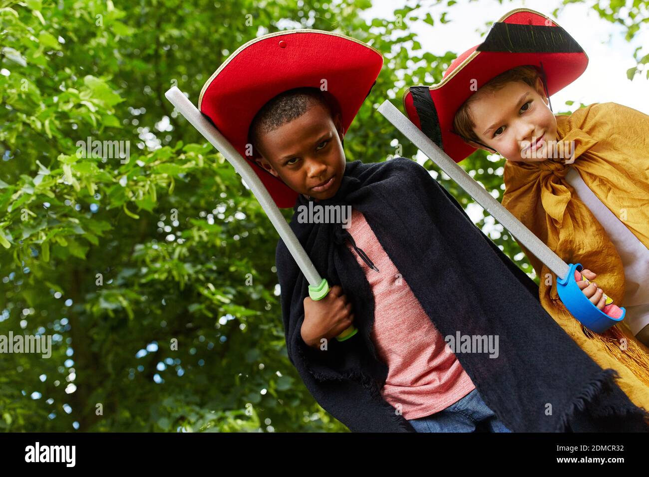Two people dressed as knights hi-res stock photography and images - Alamy