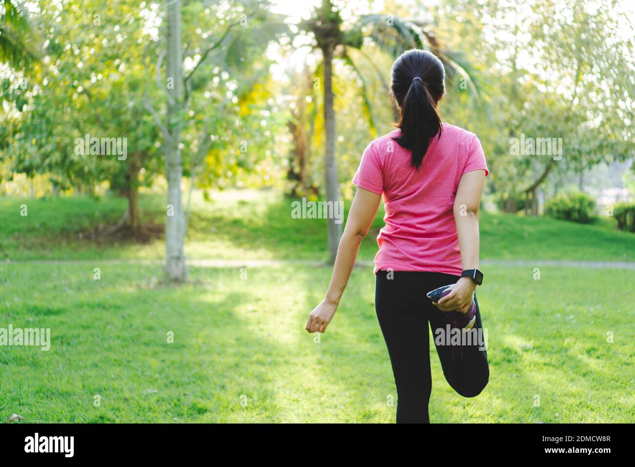 Back female asian bodybuilder hi-res stock photography and images - Alamy