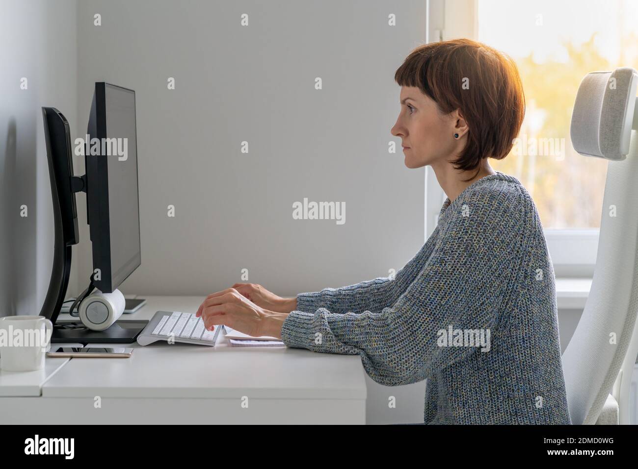 Correct posture office desk hi-res stock photography and images - Alamy