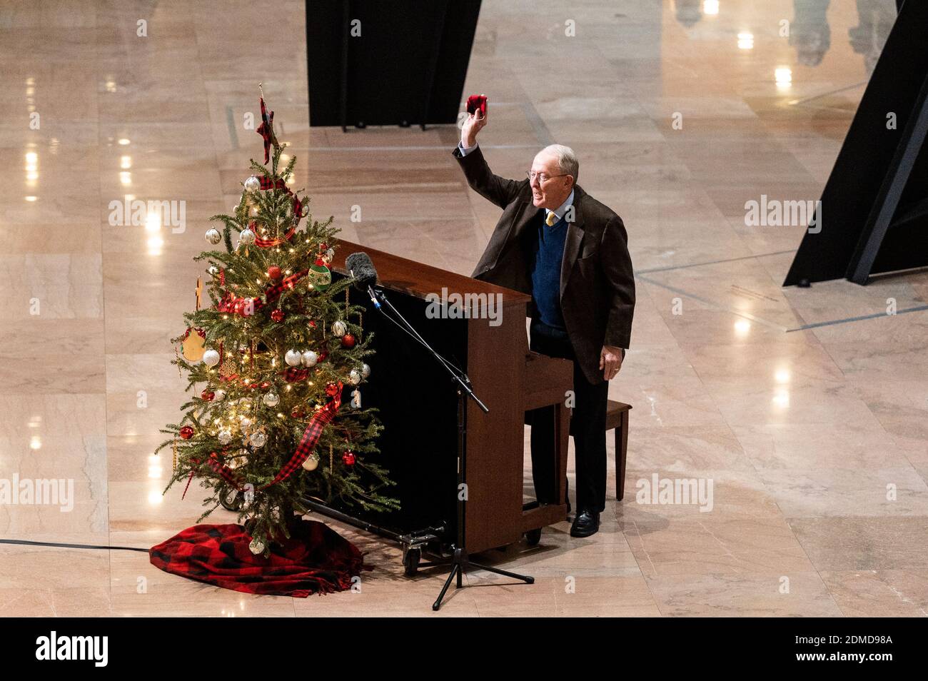 U.S. Senator Lamar Alexander (R-TN) waving to the crowd as they applaud ...