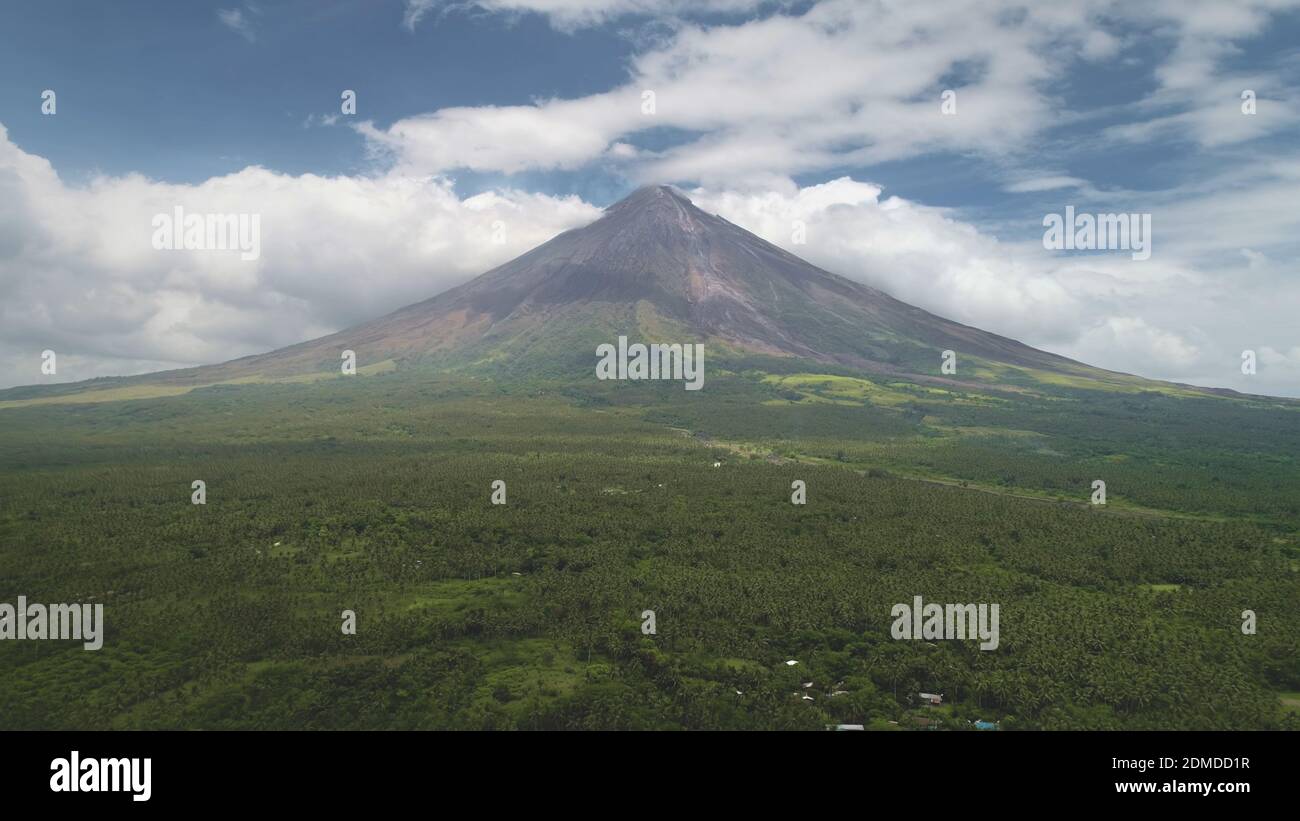Mayon volcano eruption hi-res stock photography and images - Alamy