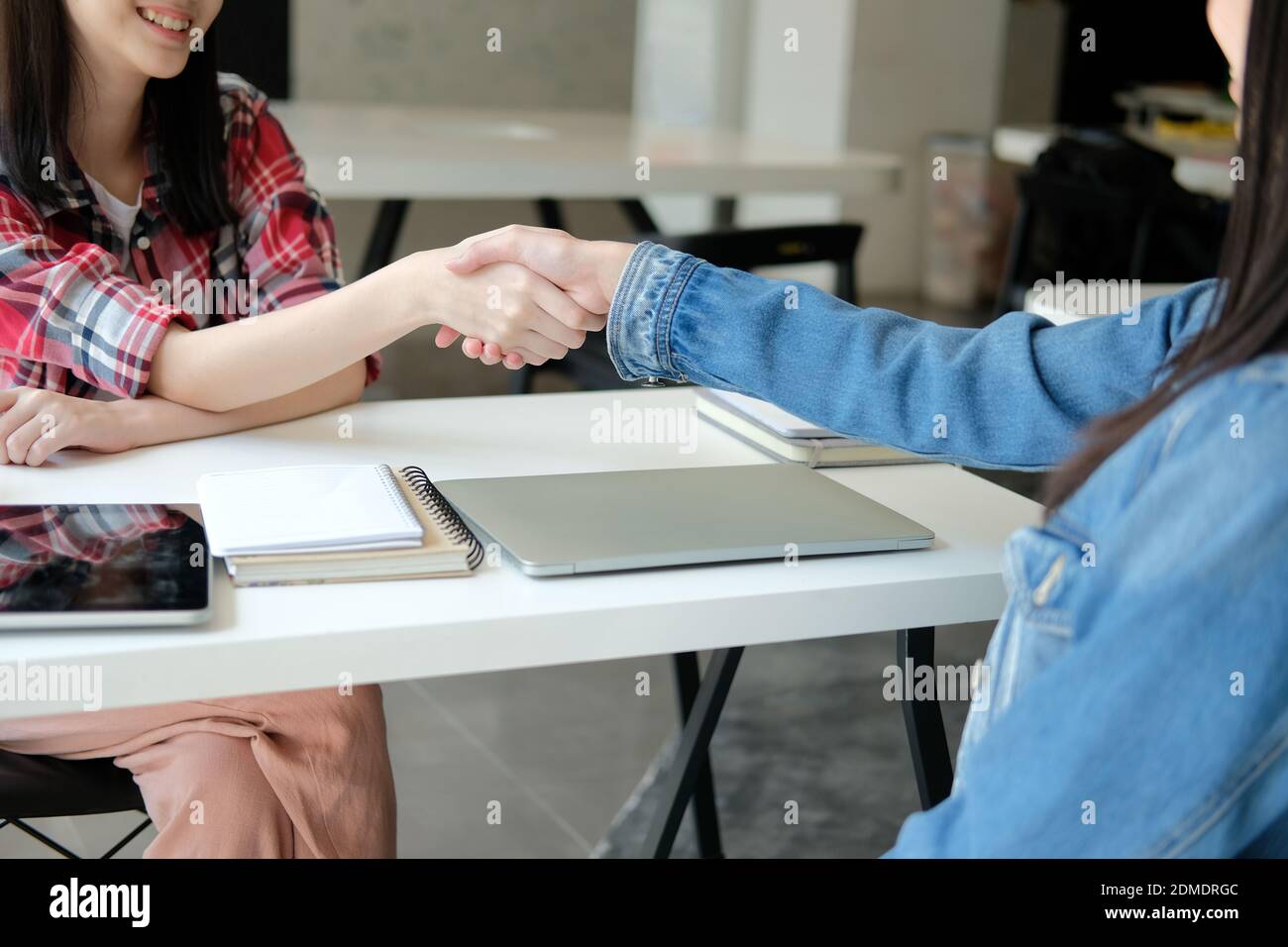 Two girls teenager handshake hi-res stock photography and images - Alamy