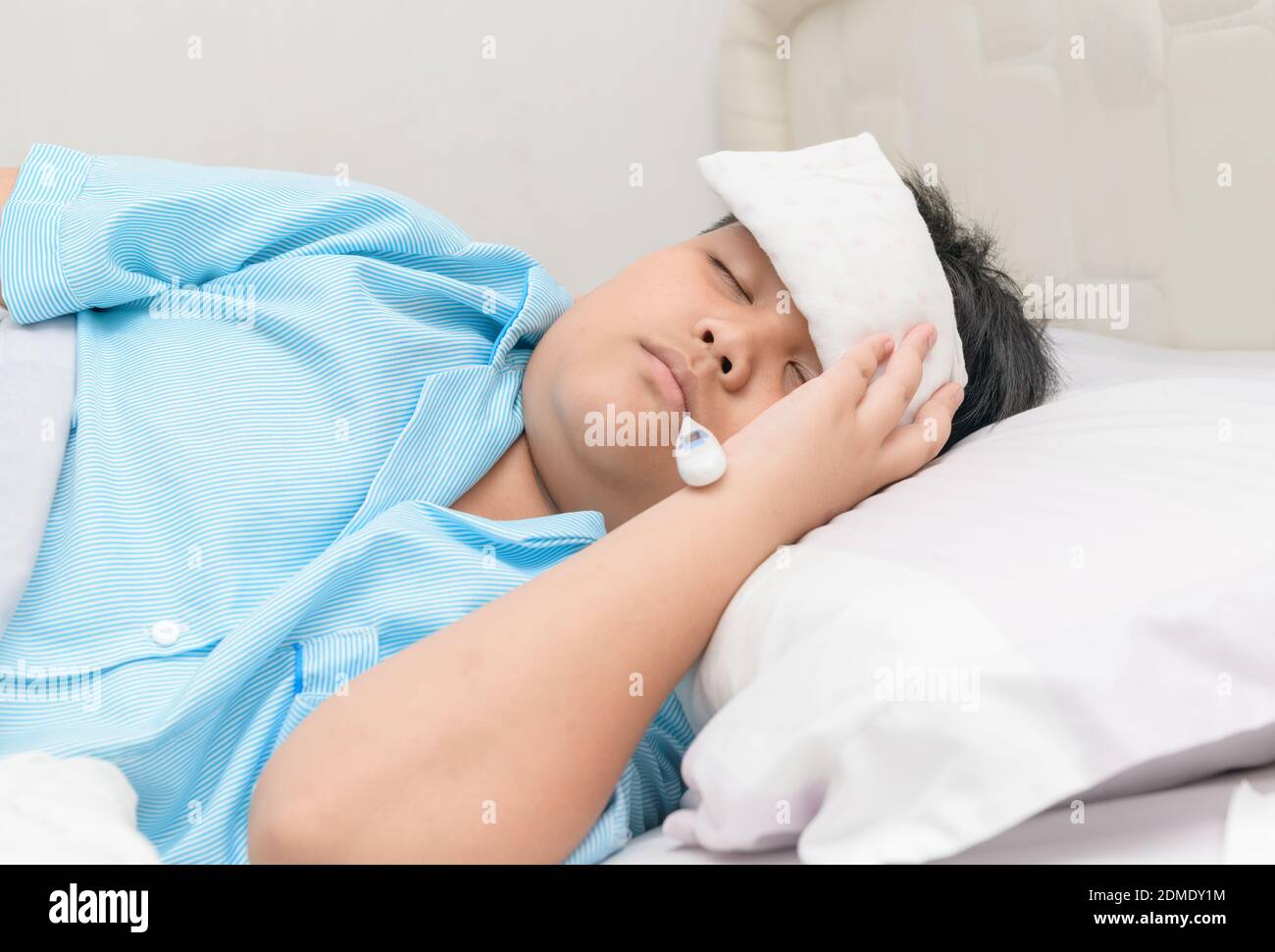 Cold compress forehead hi-res stock photography and images - Alamy