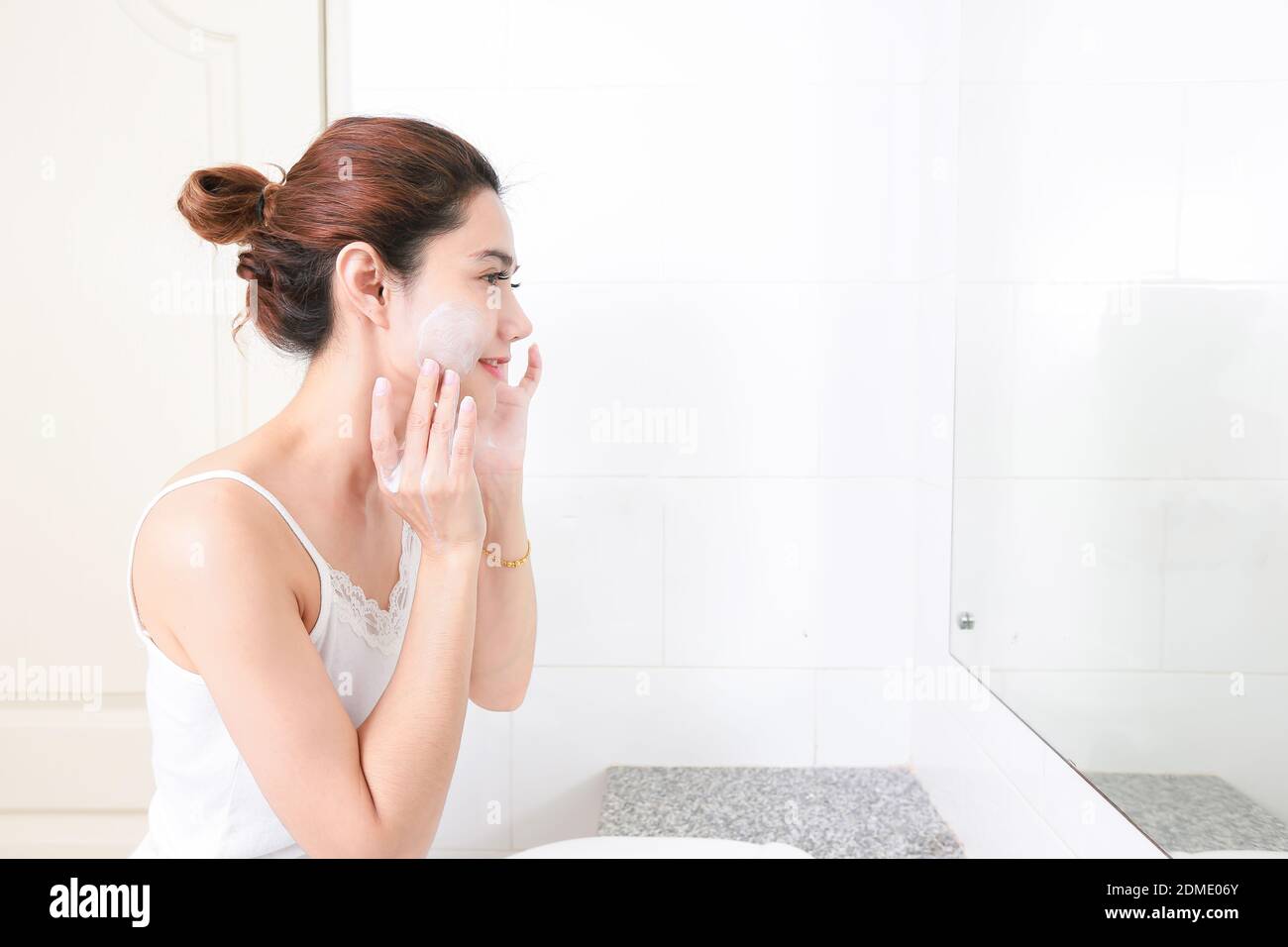 Young woman washing herself body hi-res stock photography and images ...