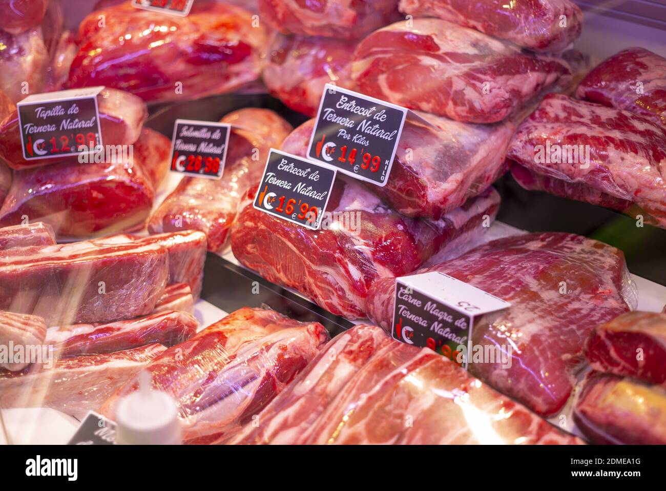 Fresh raw red meat slices on a butcher shop shelf with price tags Stock ...