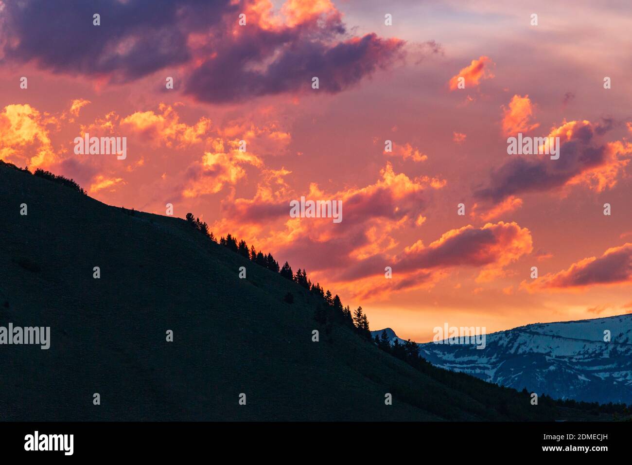 A colorful vibrant sunset above a mountain ridge Stock Photo - Alamy