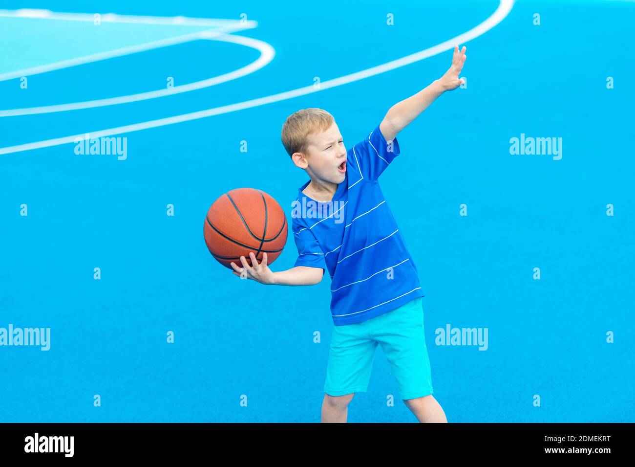 Sport court boys hi-res stock photography and images - Alamy