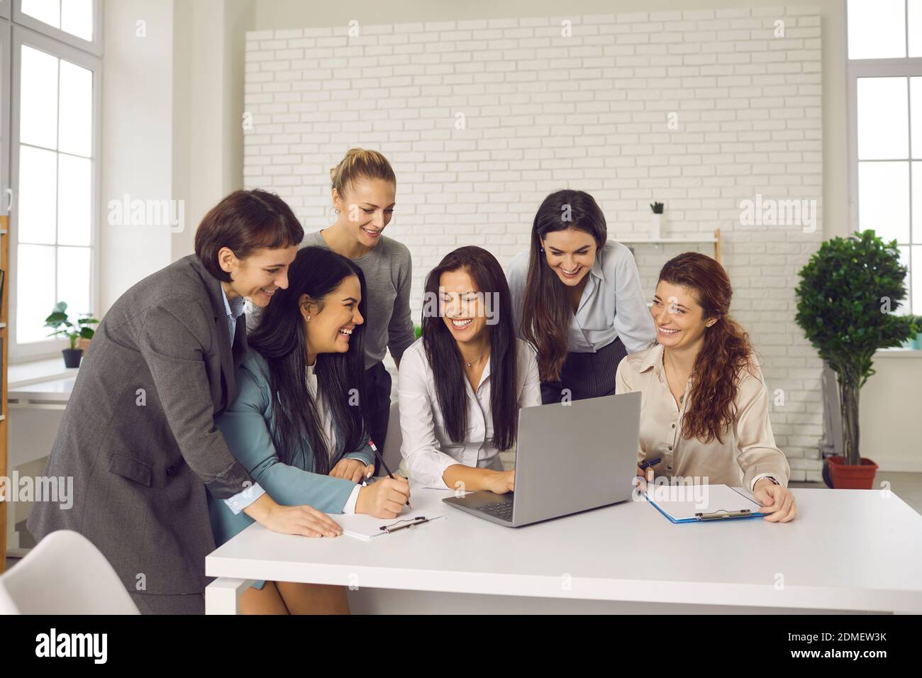 Group laugh meeting project hi-res stock photography and images - Alamy