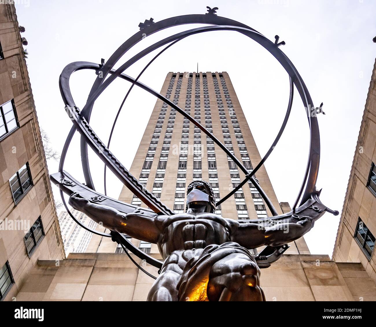 New York, USA,16 Dec 2020. The famous bronze statue of Atlas bearing ...