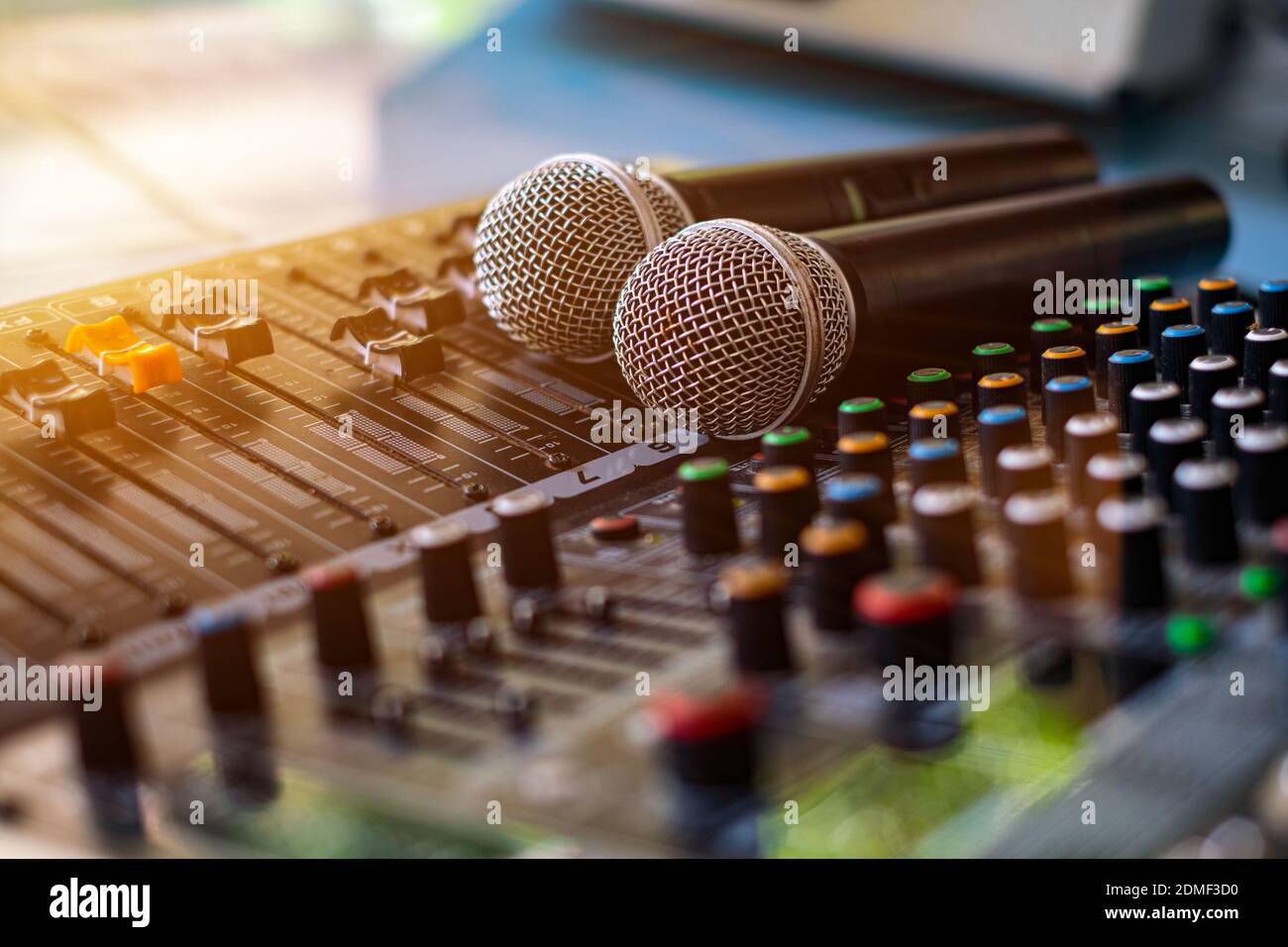 High level microphone hi-res stock photography and images - Alamy