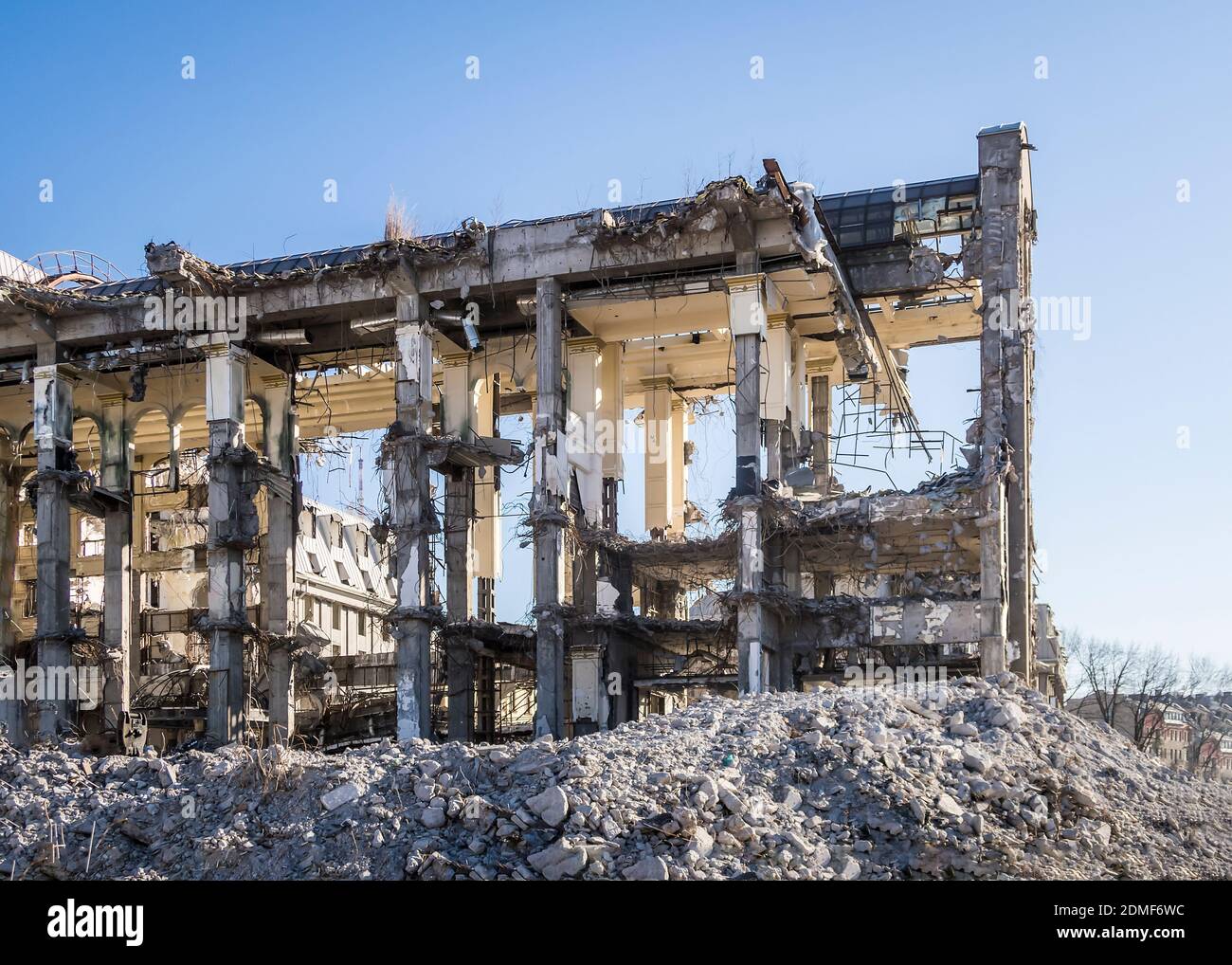 Multi-storey building without walls and bare load-bearing structures ...