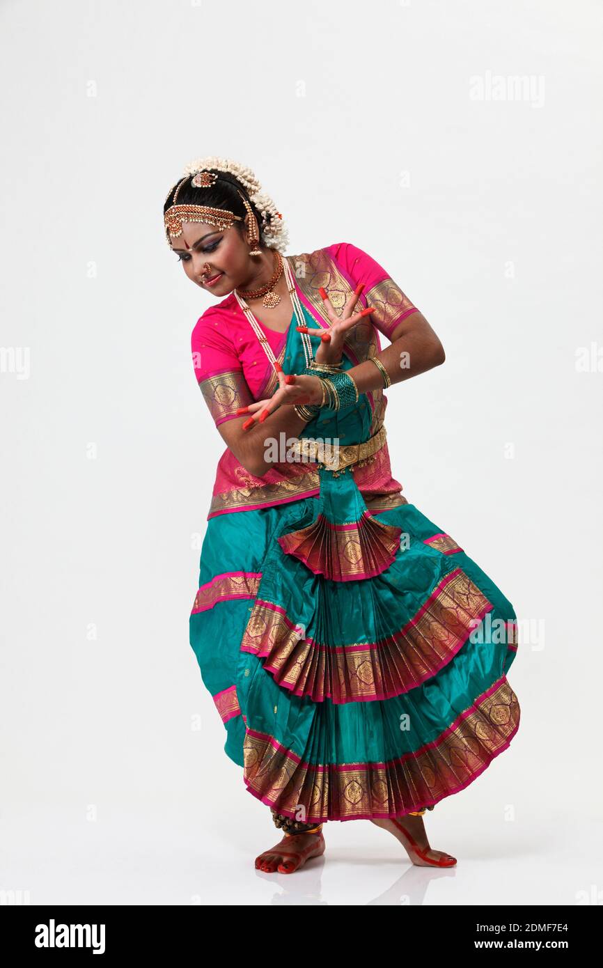 Indian woman sari dancing alone hi-res stock photography and images - Alamy