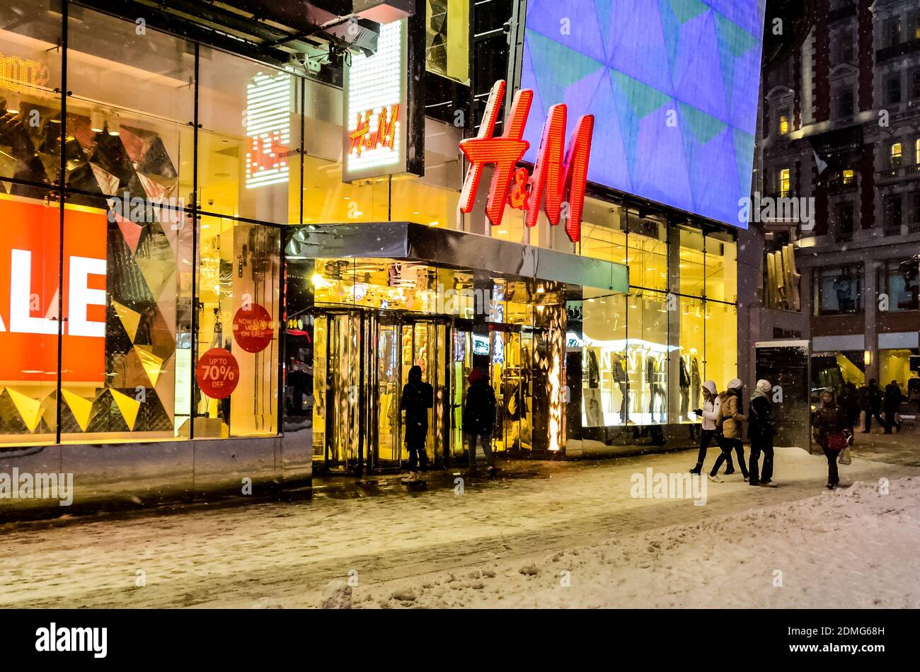 Snow storm in times square hi-res stock photography and images - Alamy