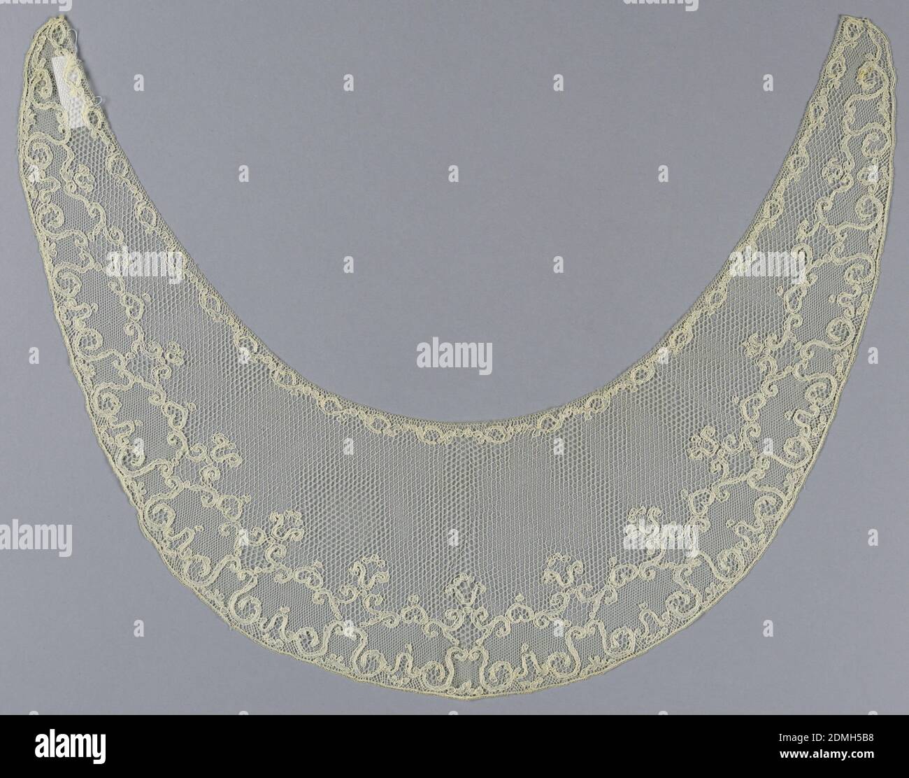 Collar, Medium: linen Technique: bobbin lace, Mechlin-style collar with ...