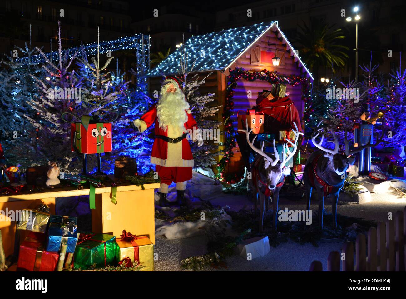Animations of automatons Place de la Liberté in Toulon at night for ...