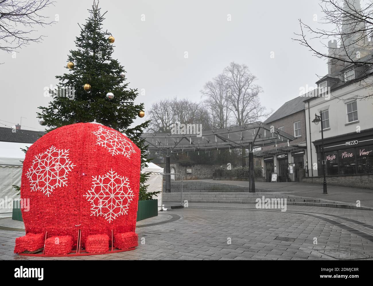 Santa hut and chirstmas decorations at the market square in Kettering ...