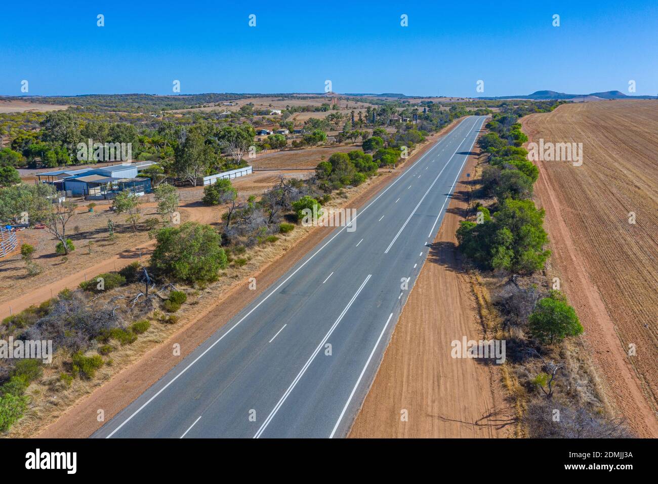 Road running through hinterland of Western Australia Stock Photo - Alamy