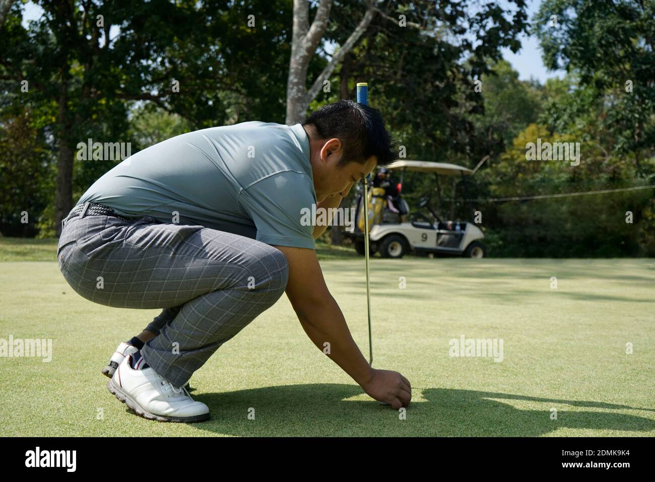 Golfer crouching on green hi-res stock photography and images - Alamy