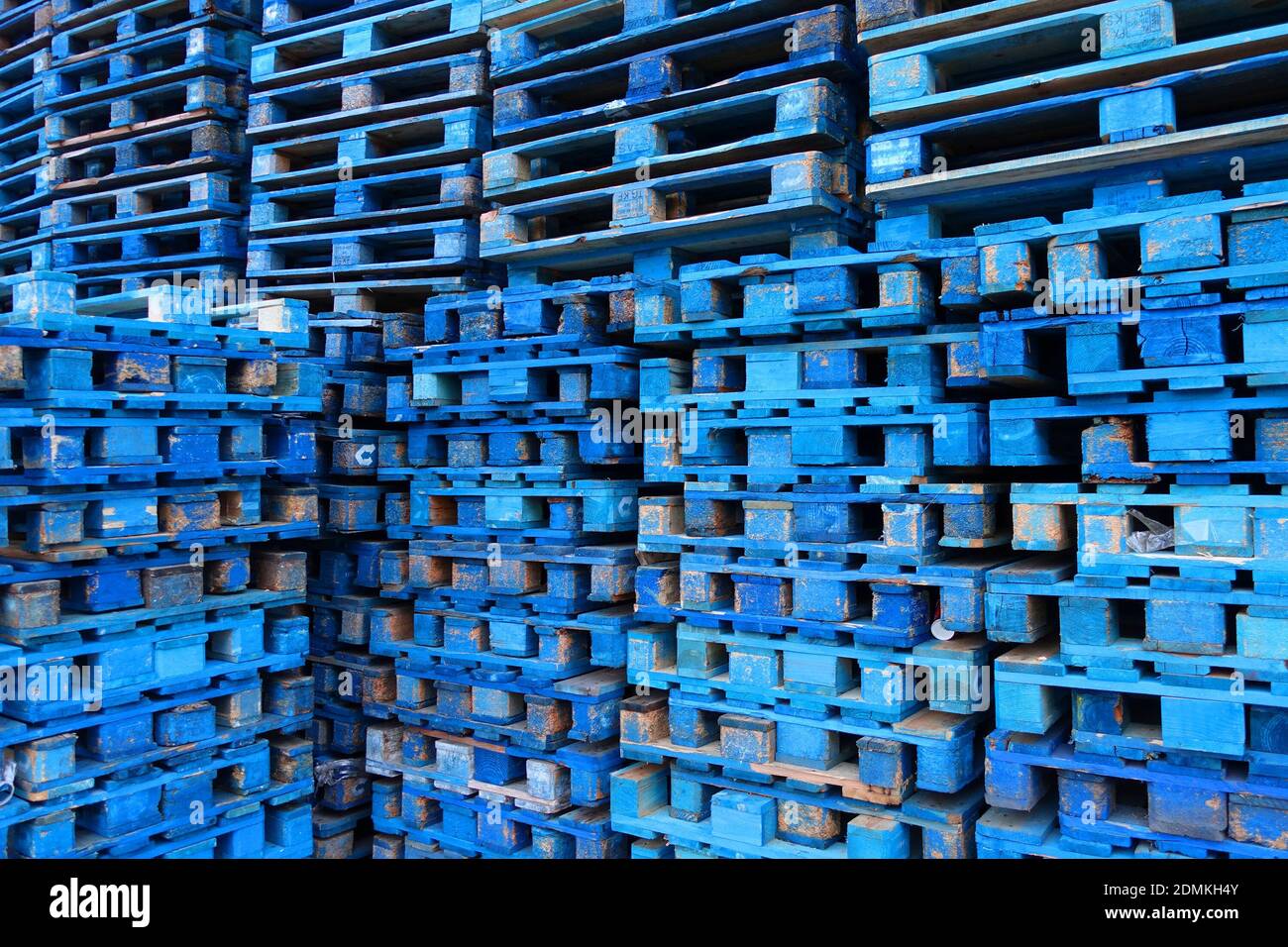 Blue crates hi-res stock photography and images - Alamy