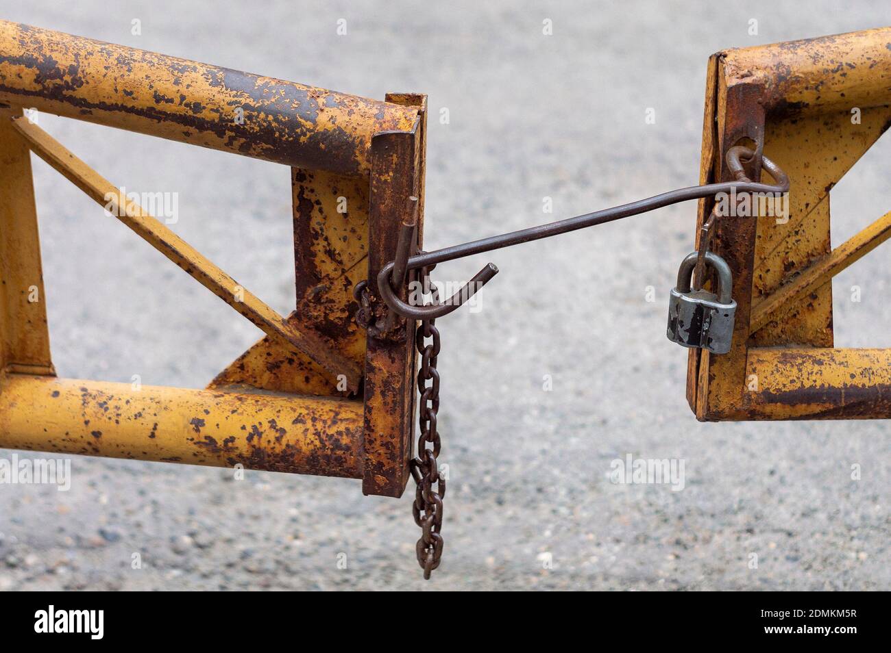 Iron chain railing hi-res stock photography and images - Alamy