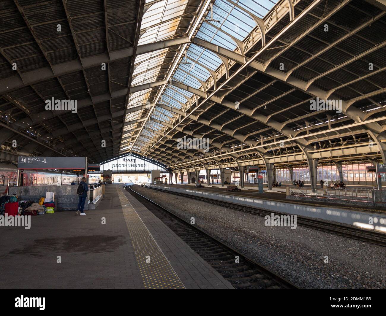 Platforms of railway station under roof Stock Photo - Alamy