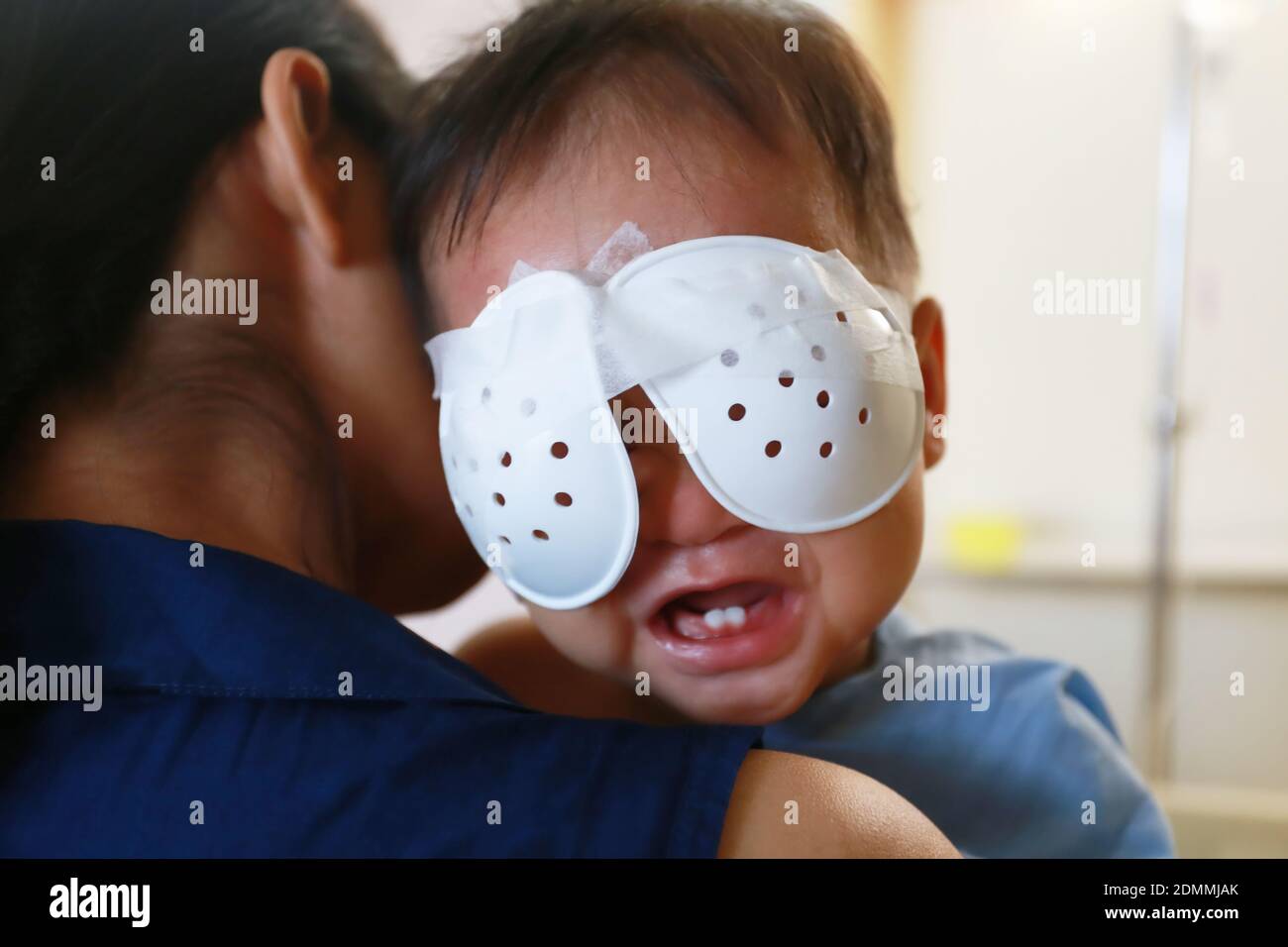 Boy with bandage on eye hi-res stock photography and images - Alamy