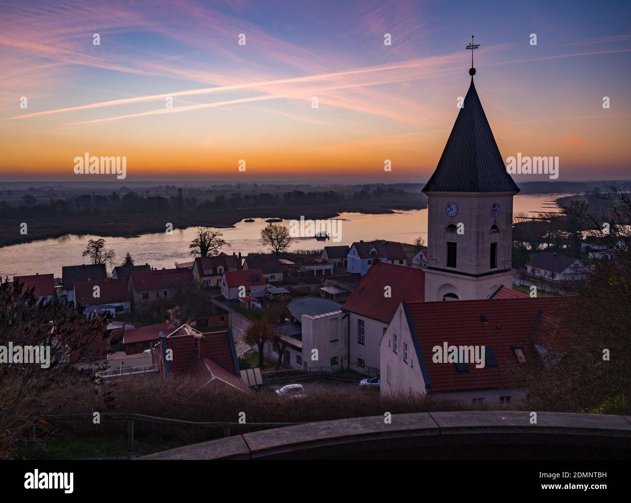 Lebus, Germany. 17th Dec, 2020. Shortly before sunrise, the morning sky ...