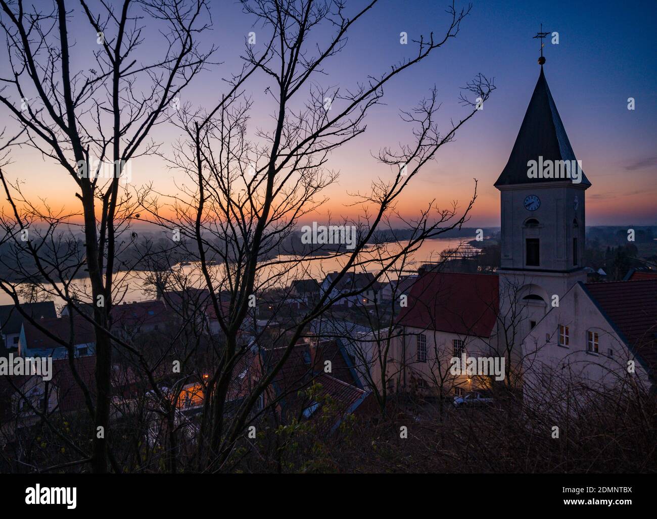 Lebus, Germany. 17th Dec, 2020. Shortly before sunrise, the morning sky ...