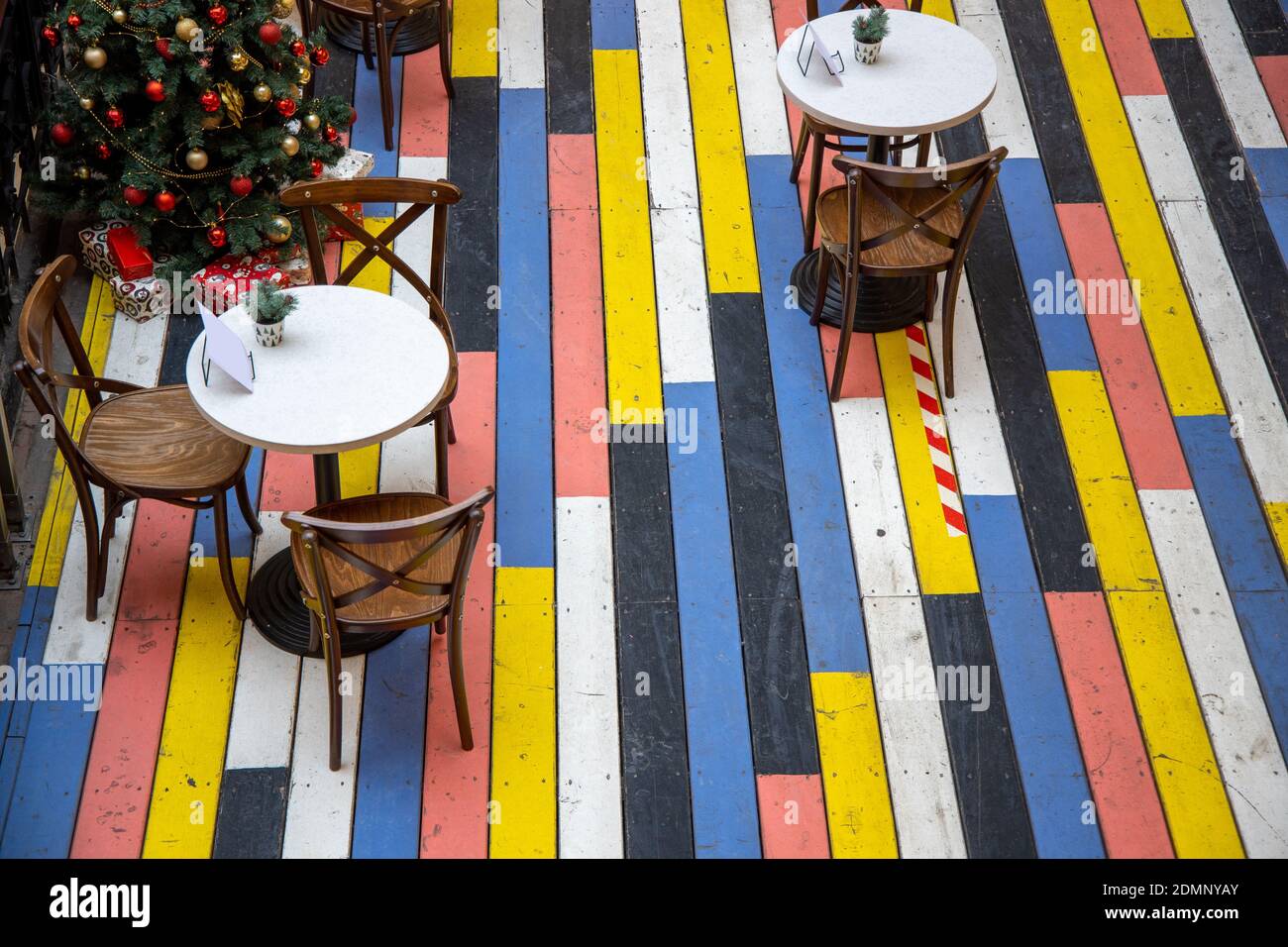 Empty tables in restaurant without people. top view Stock Photo - Alamy