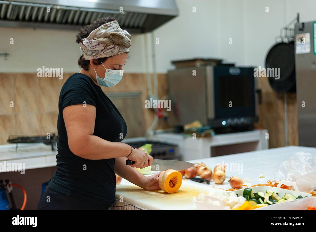 Chef wearing surgical mask cooking Stock Photo - Alamy