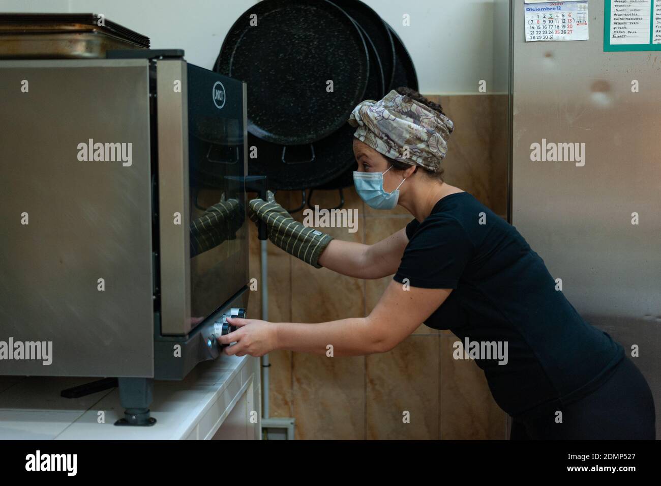 Young chef wearing white hi-res stock photography and images - Alamy