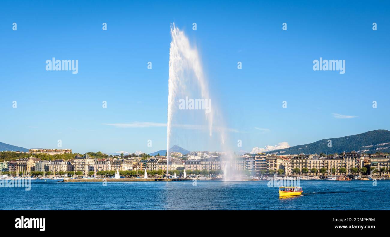 The bay of Geneva with the Jet d'Eau water jet fountain and a Mouettes ...