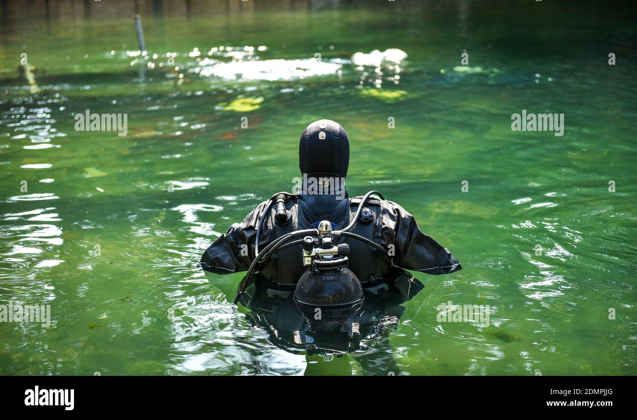 Underwater Worker High Resolution Stock Photography and Images - Alamy