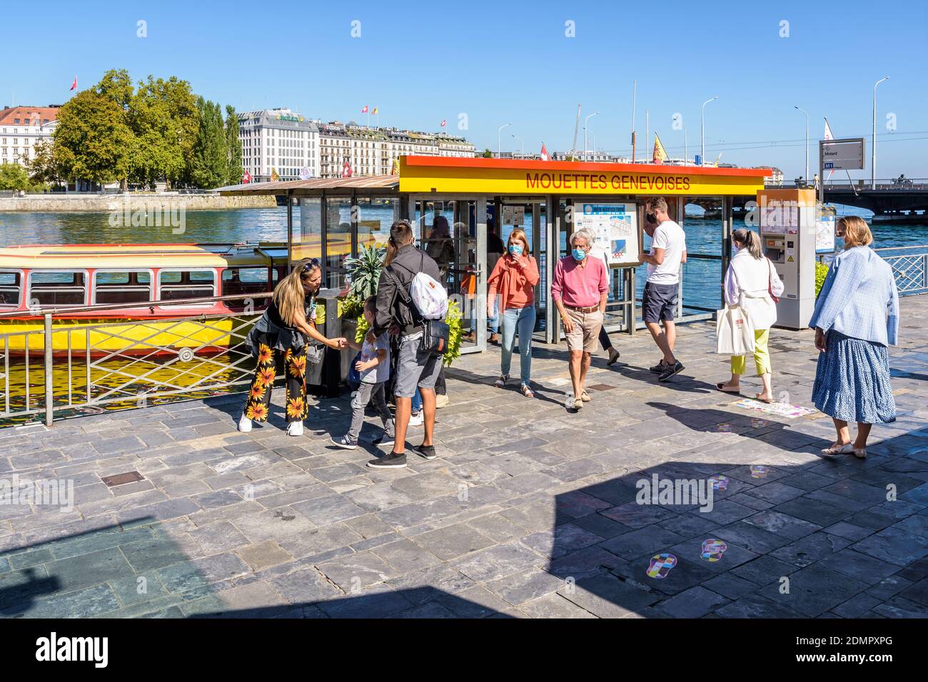 Passengers getting off a bus hi-res stock photography and images - Alamy