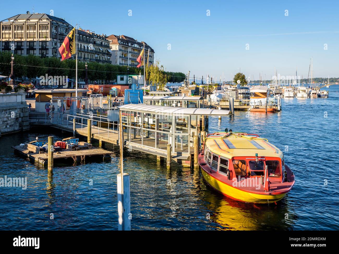 Water taxi and pier hi-res stock photography and images - Alamy