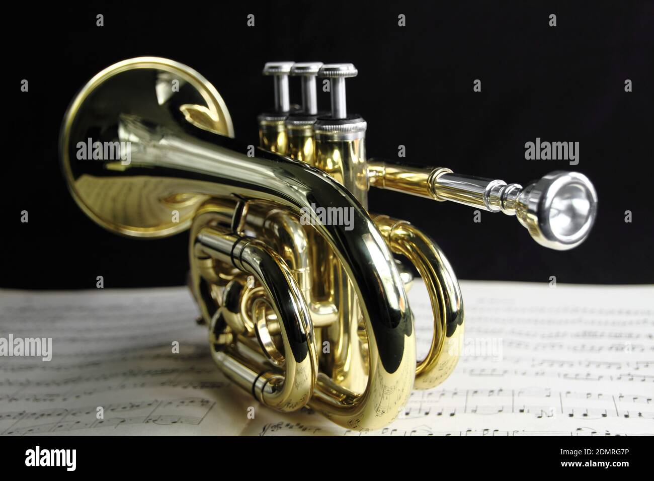 Trumpet on sheet music hi-res stock photography and images - Alamy