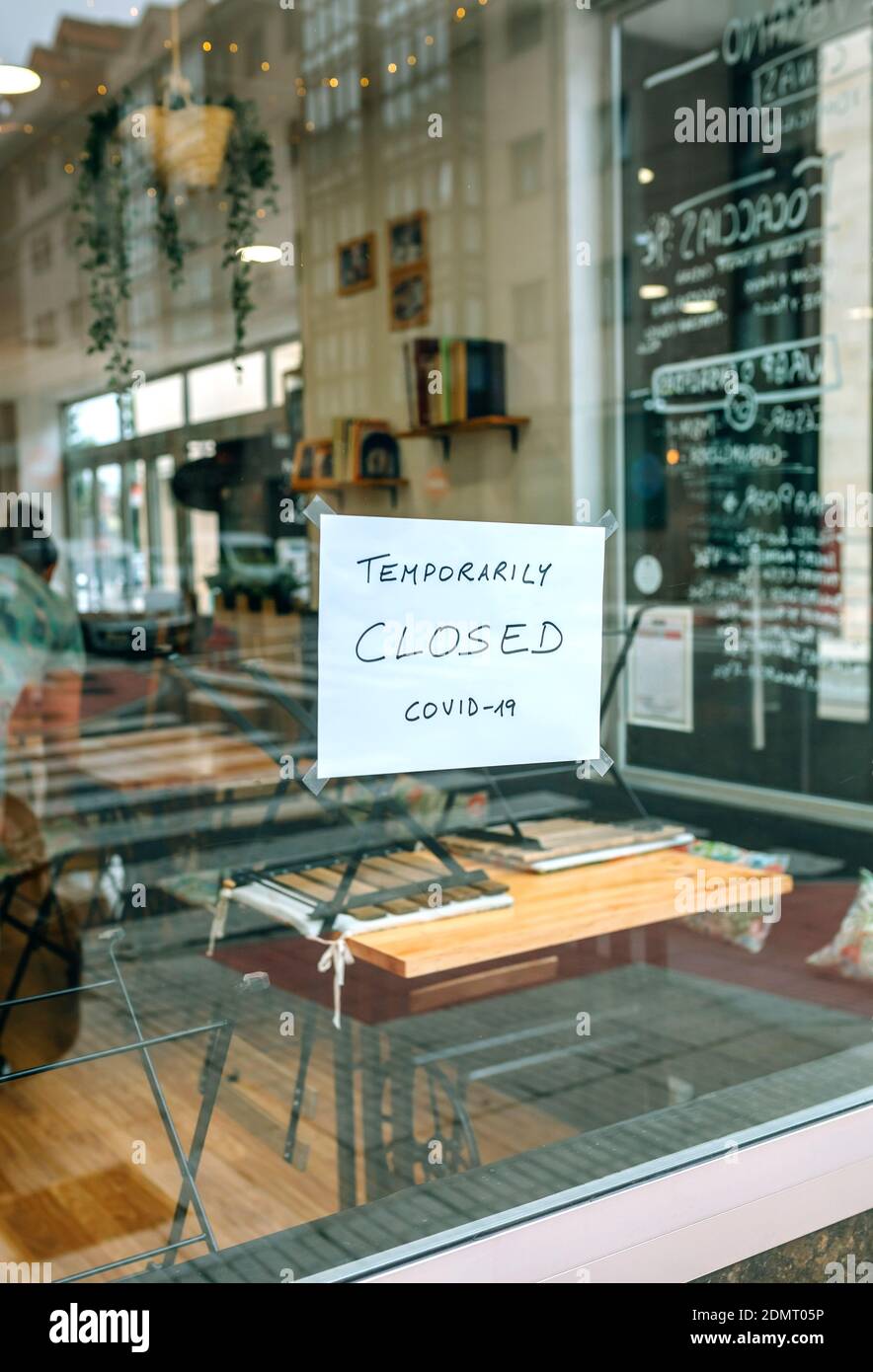 Temporarily closed sign shop window hi-res stock photography and images ...