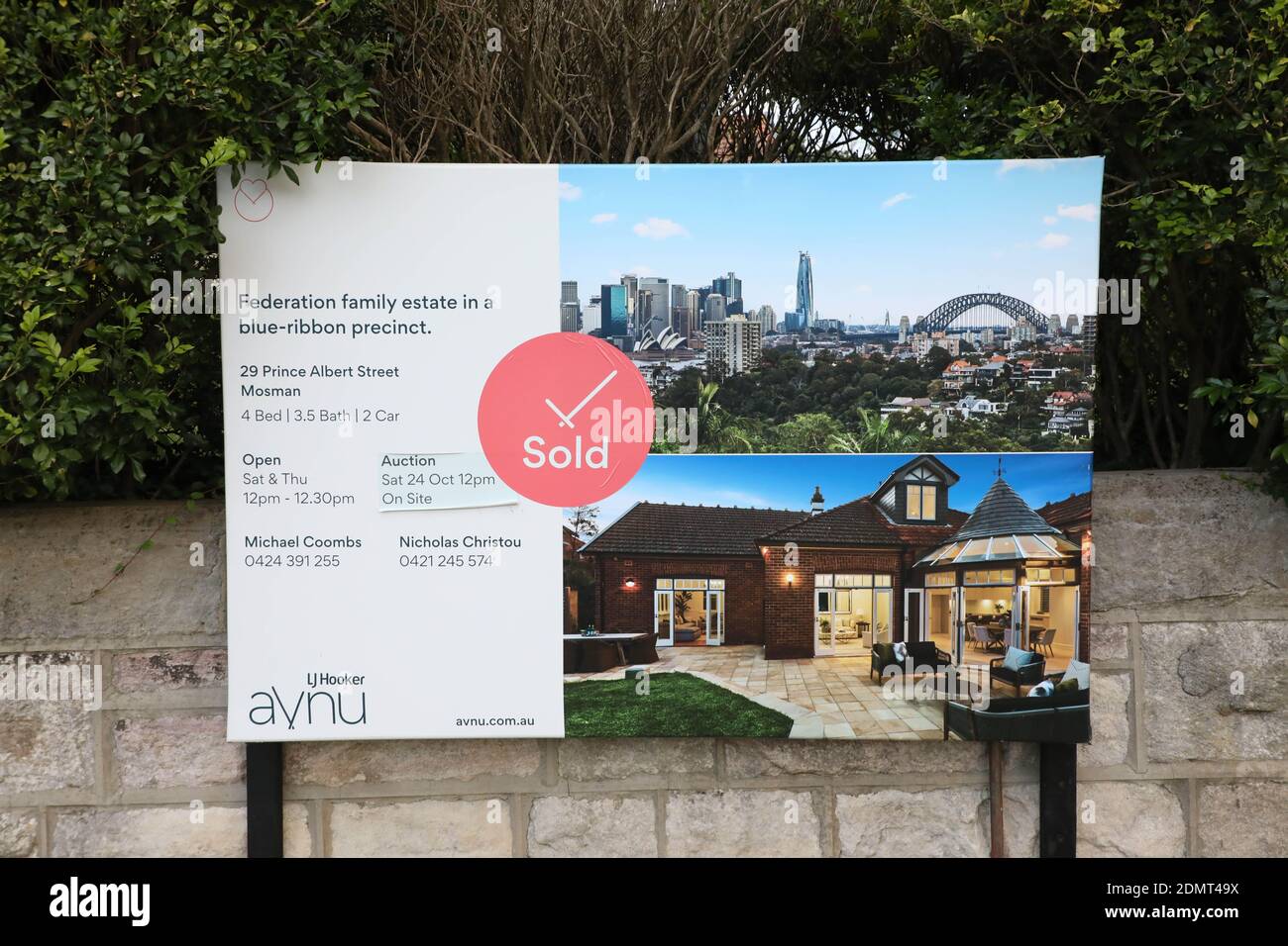 Australian house auction sign hi-res stock photography and images - Alamy
