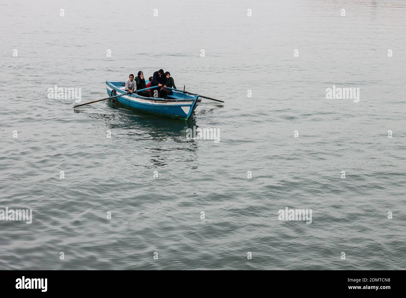 Five people in rowing boat hi-res stock photography and images - Alamy