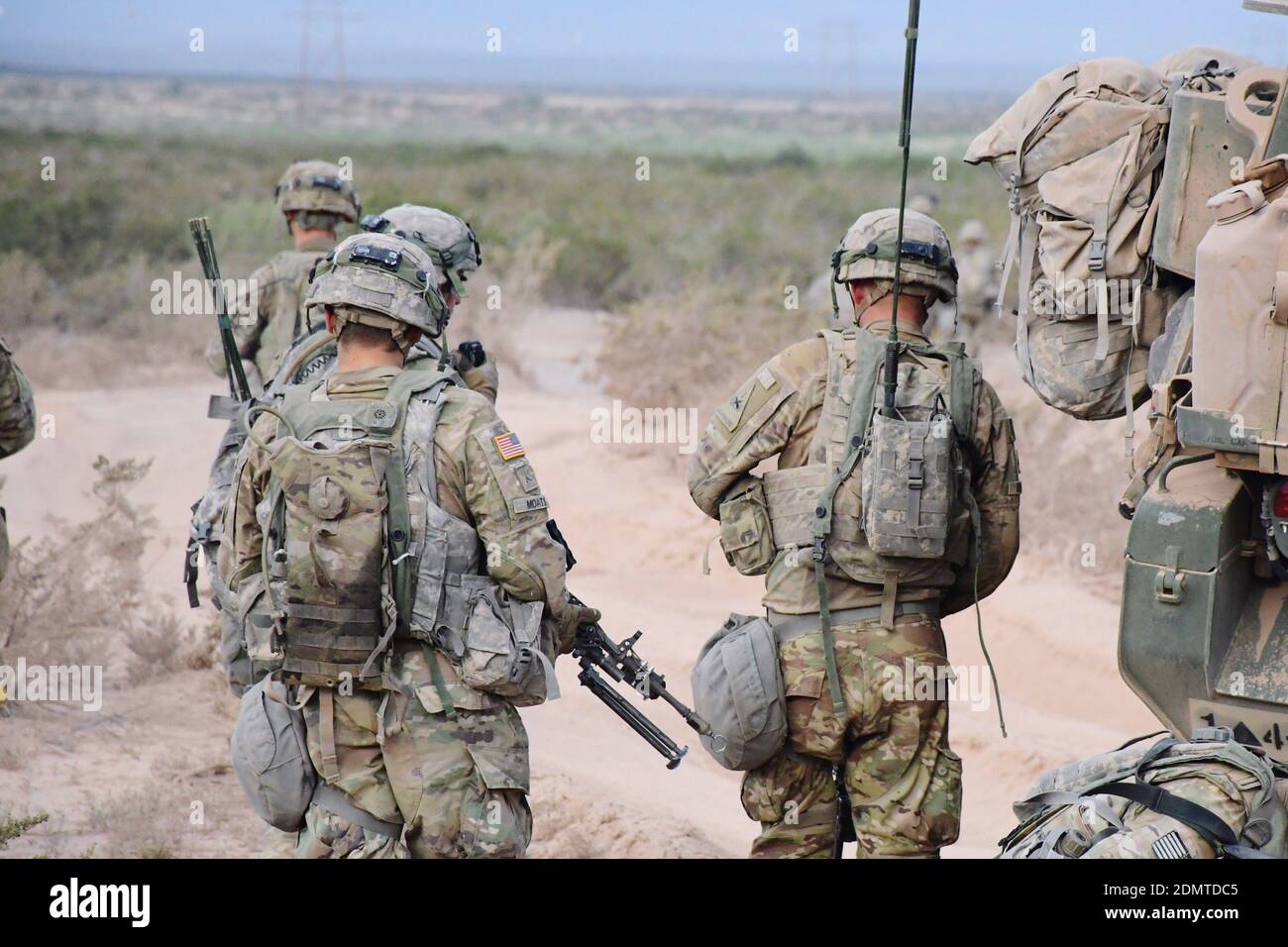 Soldier gun rifle on land hi-res stock photography and images - Alamy