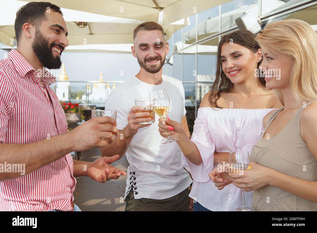 Rooftop bar couple hi-res stock photography and images - Alamy