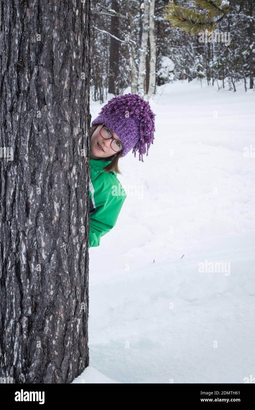 Girl 11 12 looking out hi-res stock photography and images - Alamy
