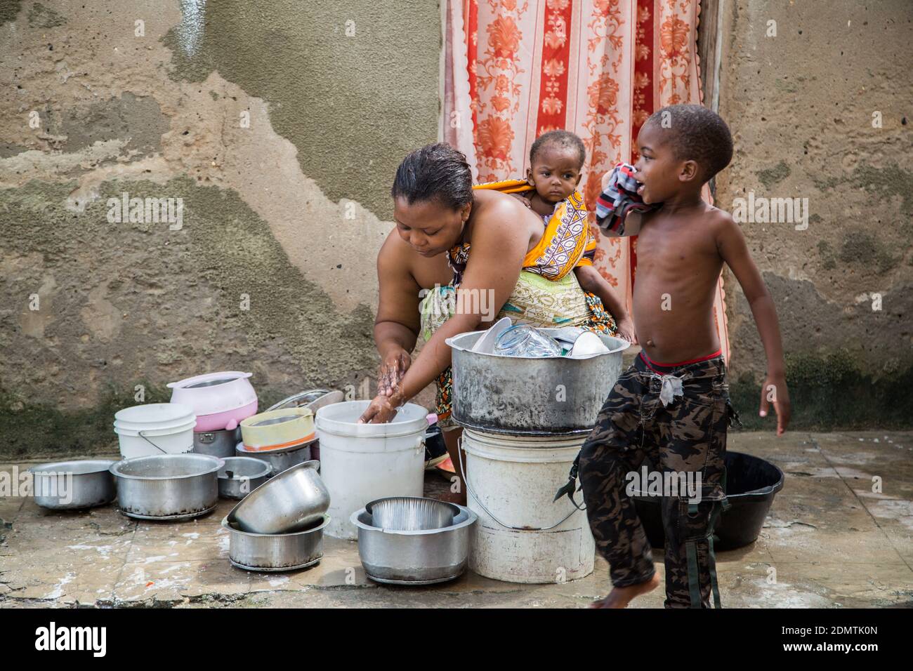Slum children washing hi-res stock photography and images - Alamy