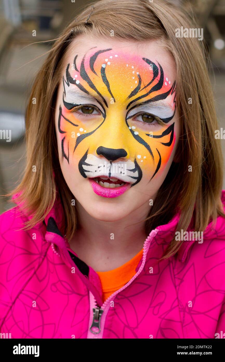 Teenager mask painting hi-res stock photography and images - Alamy