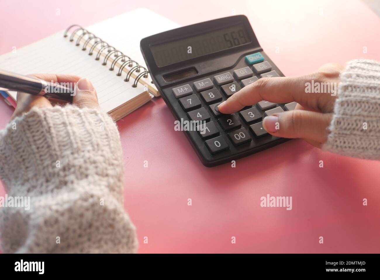 Women hand using calculator on office desk Stock Photo - Alamy