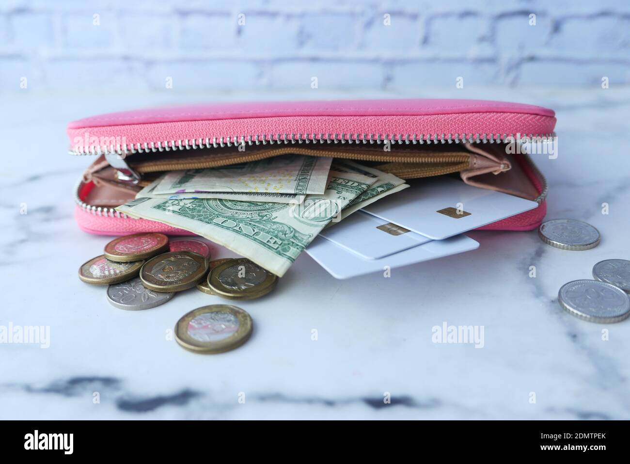 Close up of cash in wallet on table Stock Photo - Alamy