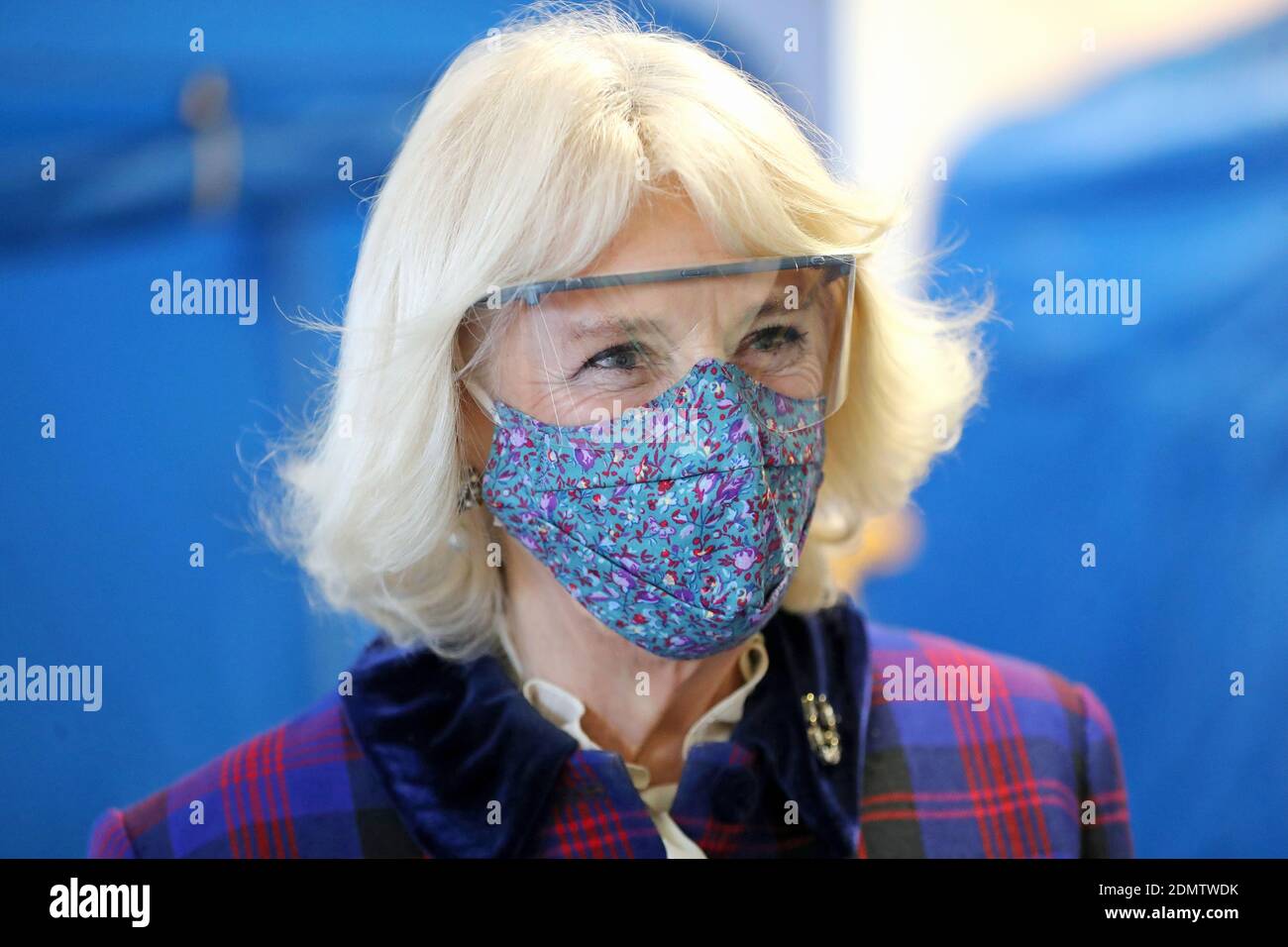 The Duchess of Cornwall wearing a face mask arrives to meet with front ...